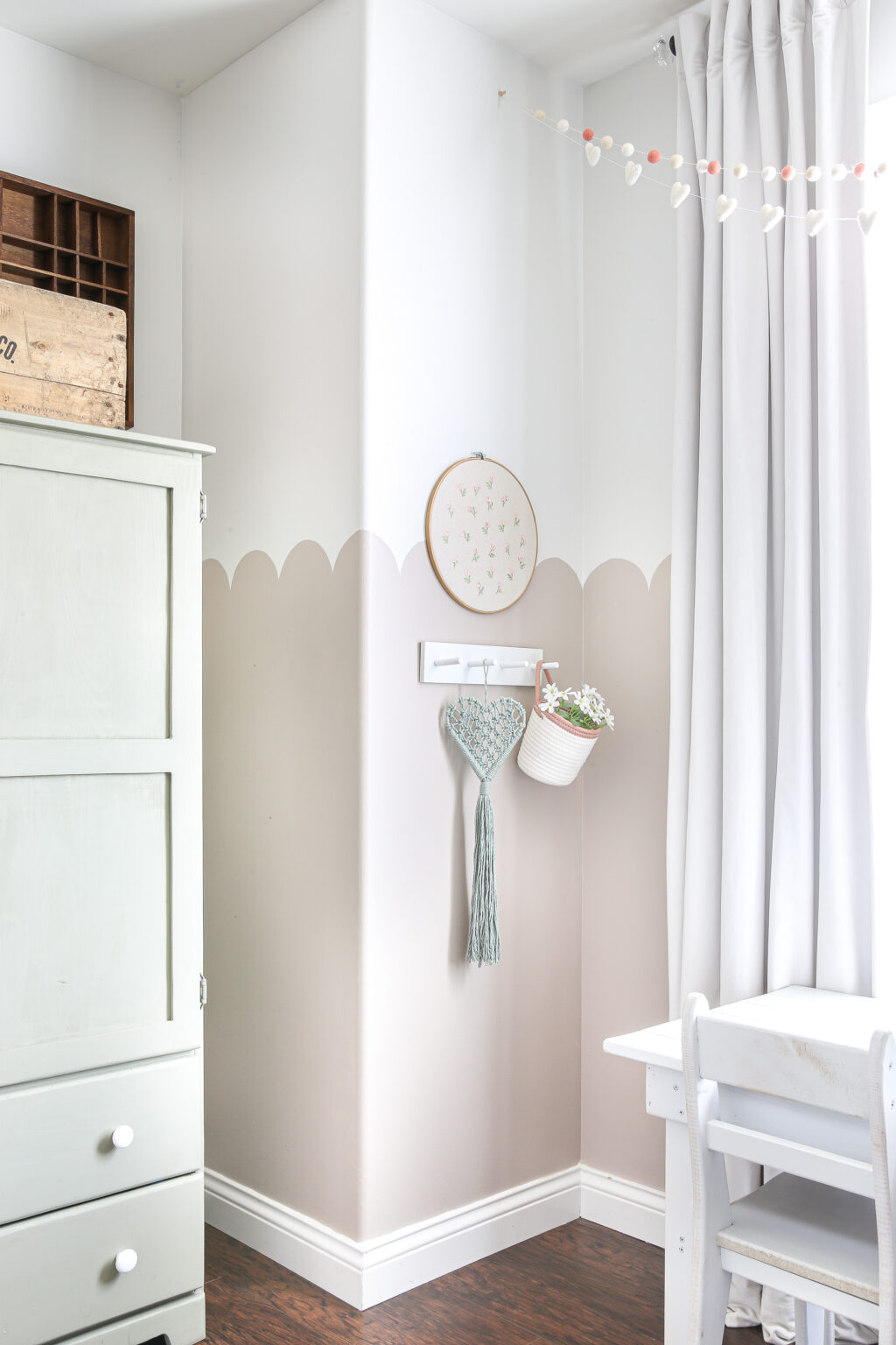 How to Paint a Scalloped Wall | Little Glass Jar